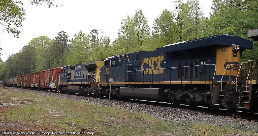 CSX C40-9W 9026, ES44AC-H 923, and C40-8W 7834